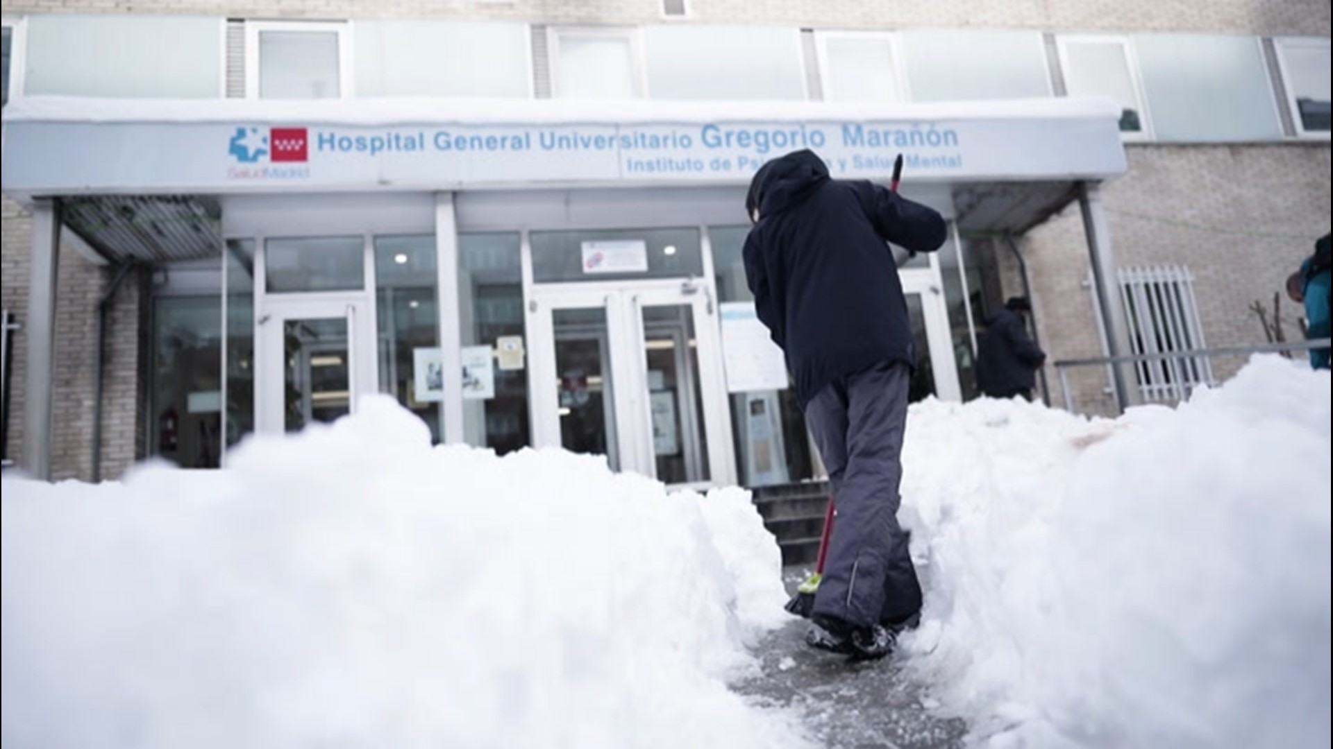 City residents clear hospital entrances after snow | wfaa.com