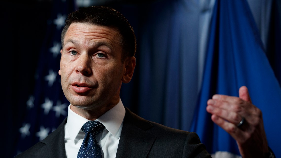 Top immigration official: Border crossings dropping | wfaa.com