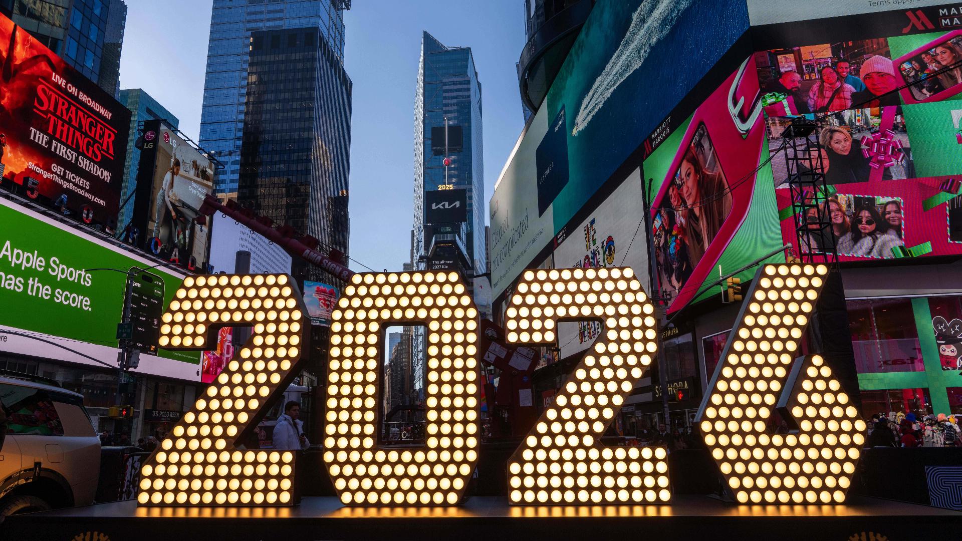 Is New Year's Day a federal holiday? Here's what's open and closed ...