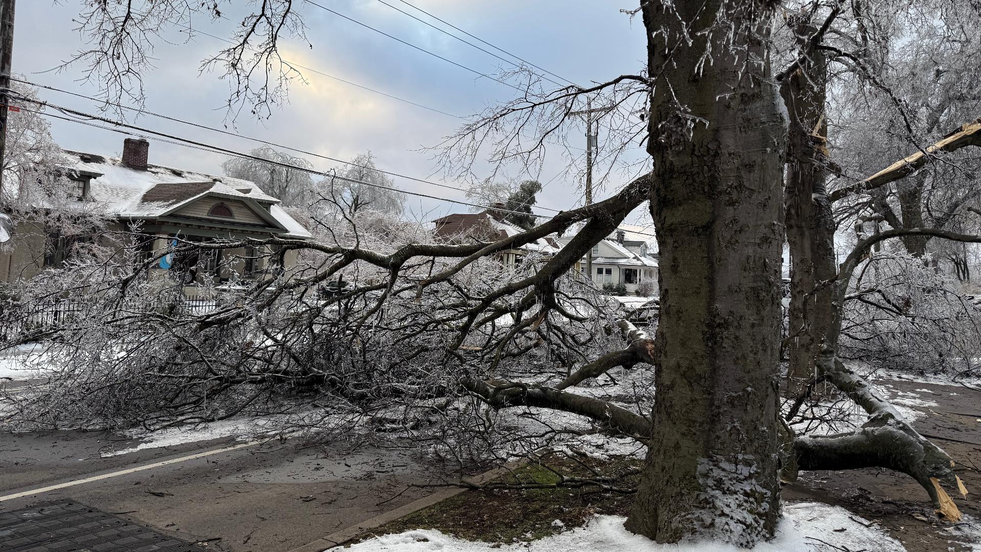 Mississippi sends 135 snowplows to clear ice, snow from highways that ...