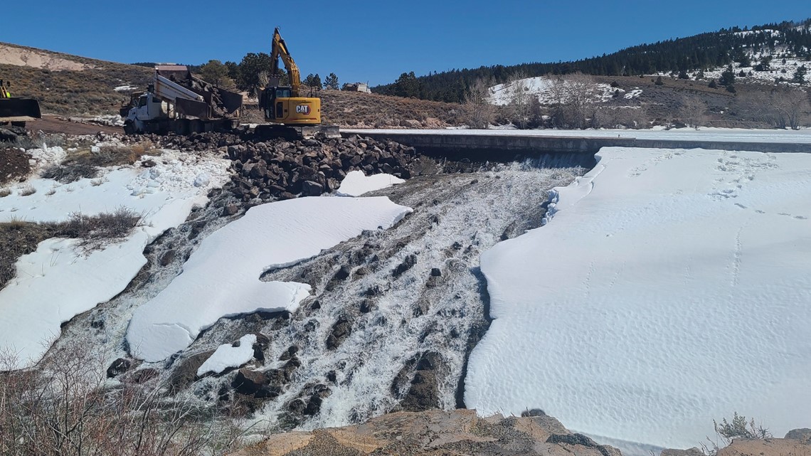 Water rushes through cracked Utah dam, nearby city at risk | wfaa.com