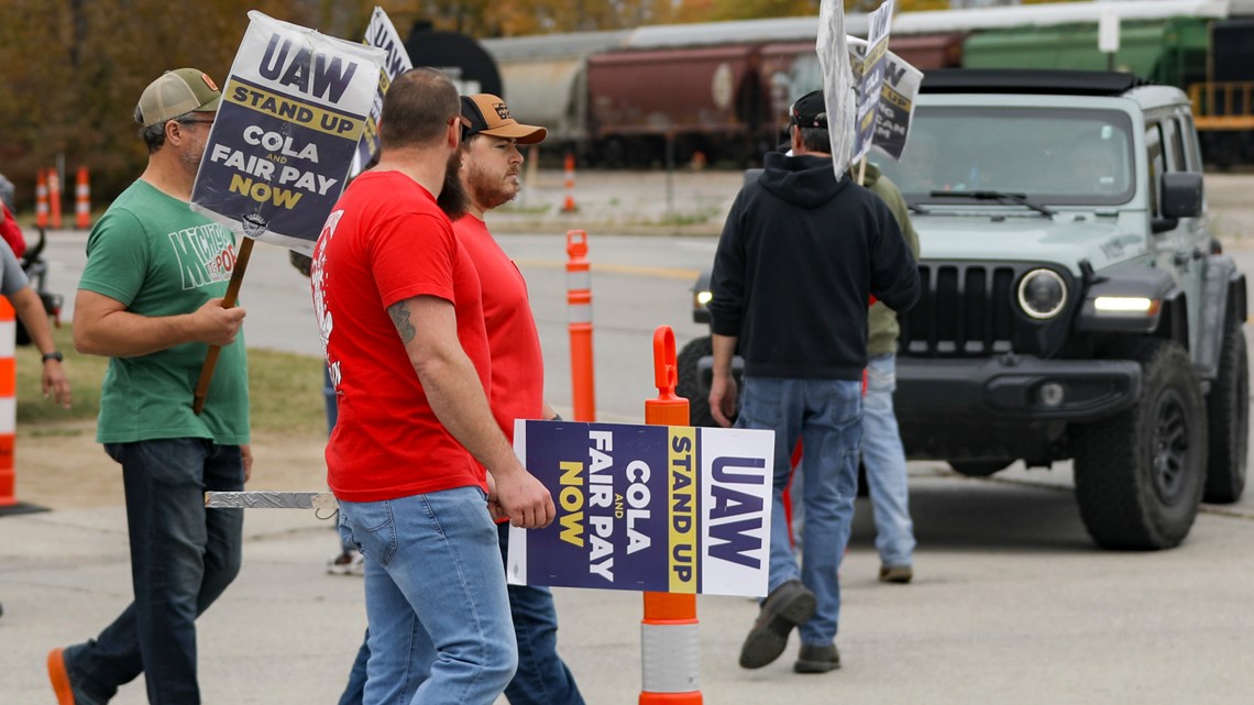 UAW strike: Union reaches tentative contract deal with Ford | wfaa.com