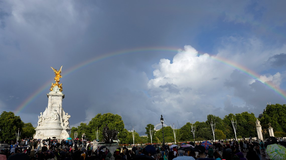 Double rainbow over Buckingham Palace as crowds mourn Queen | wfaa.com