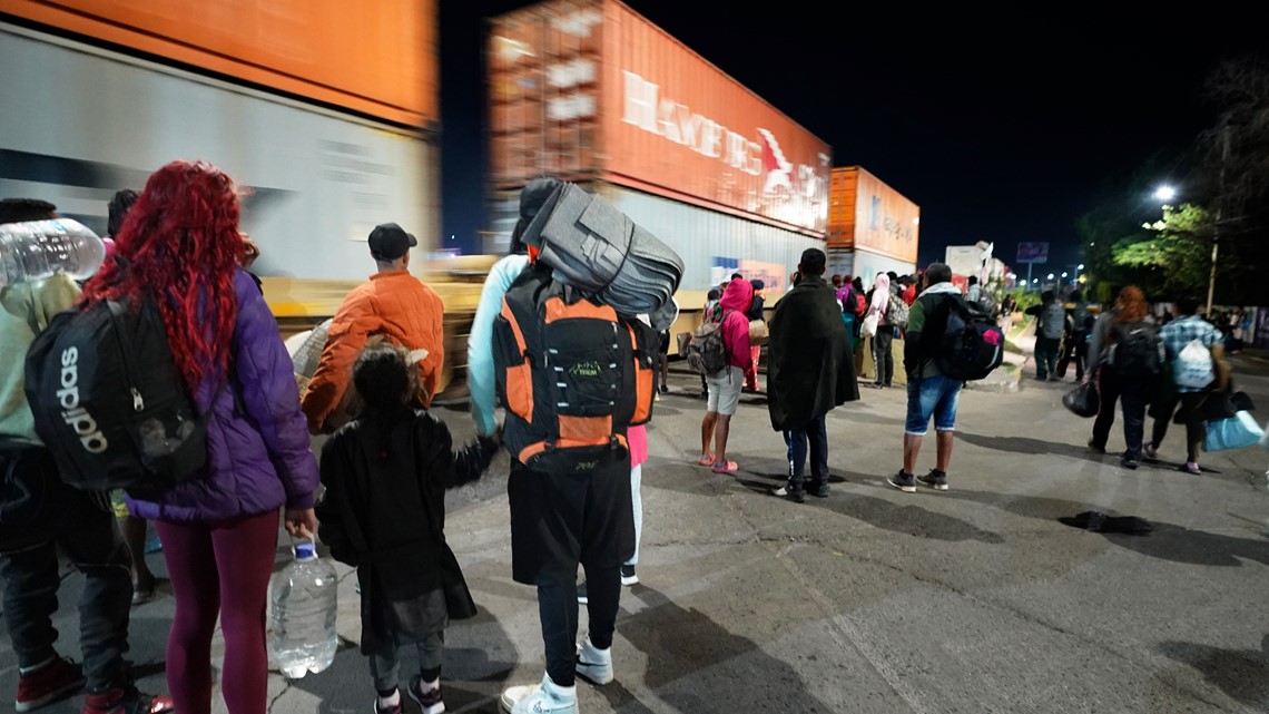 Migrants hoping to reach US continue north using Mexico's train | wfaa.com