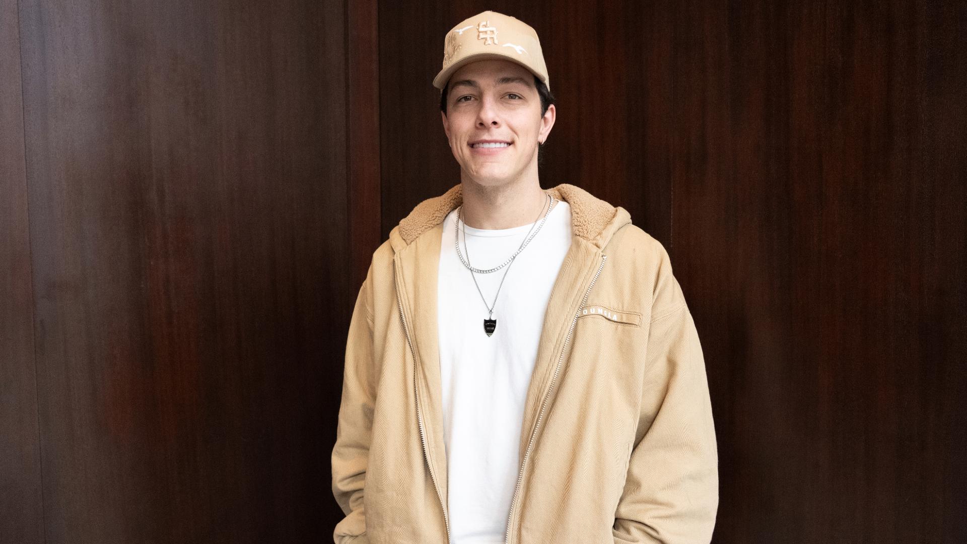 Country singer stepping away from the mic to focus on mental health ...