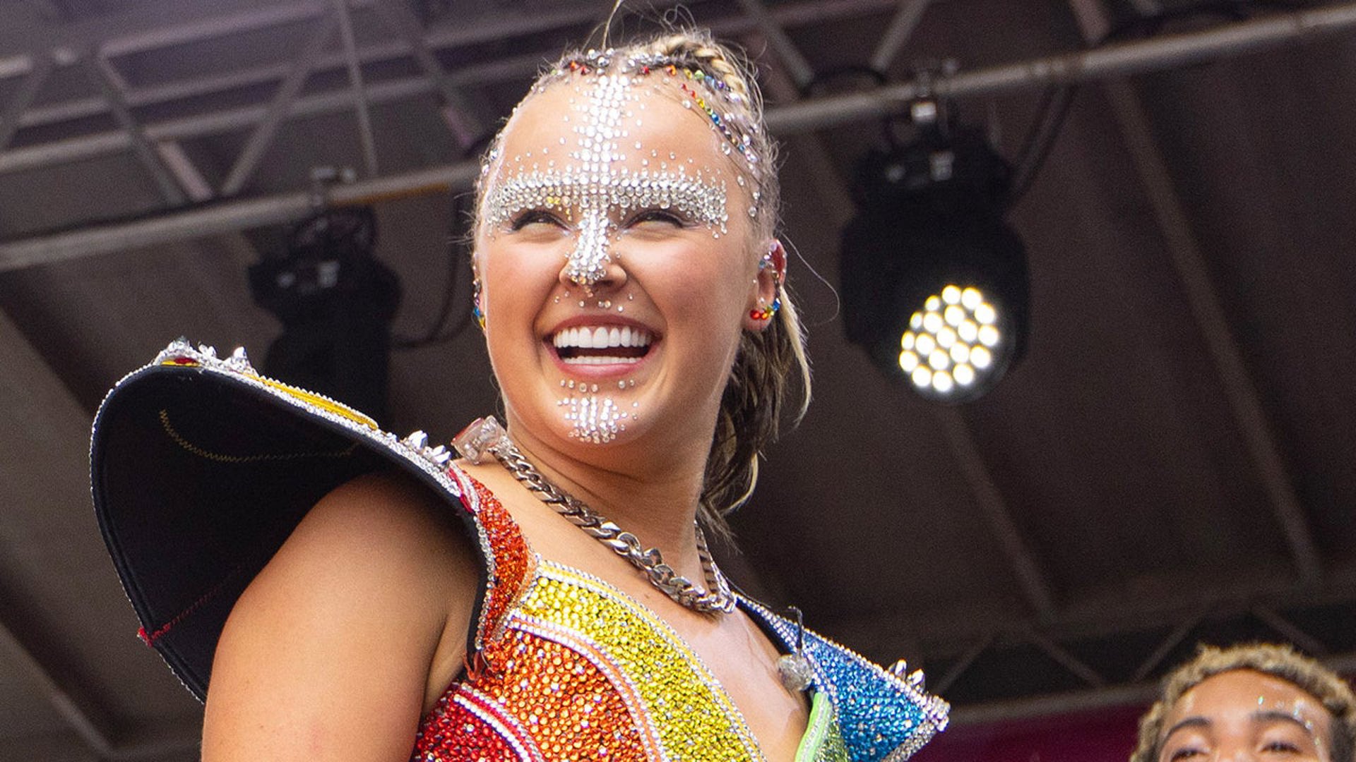 JoJo Siwa Claps Back After Getting Booed at New York City Pride ...