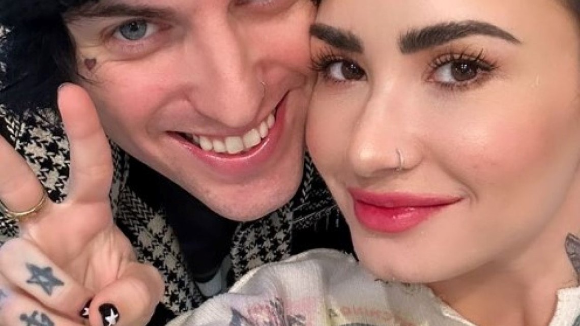 Demi Lovato and Boyfriend Jute$ Pack on the PDA During Disneyland Visit ...