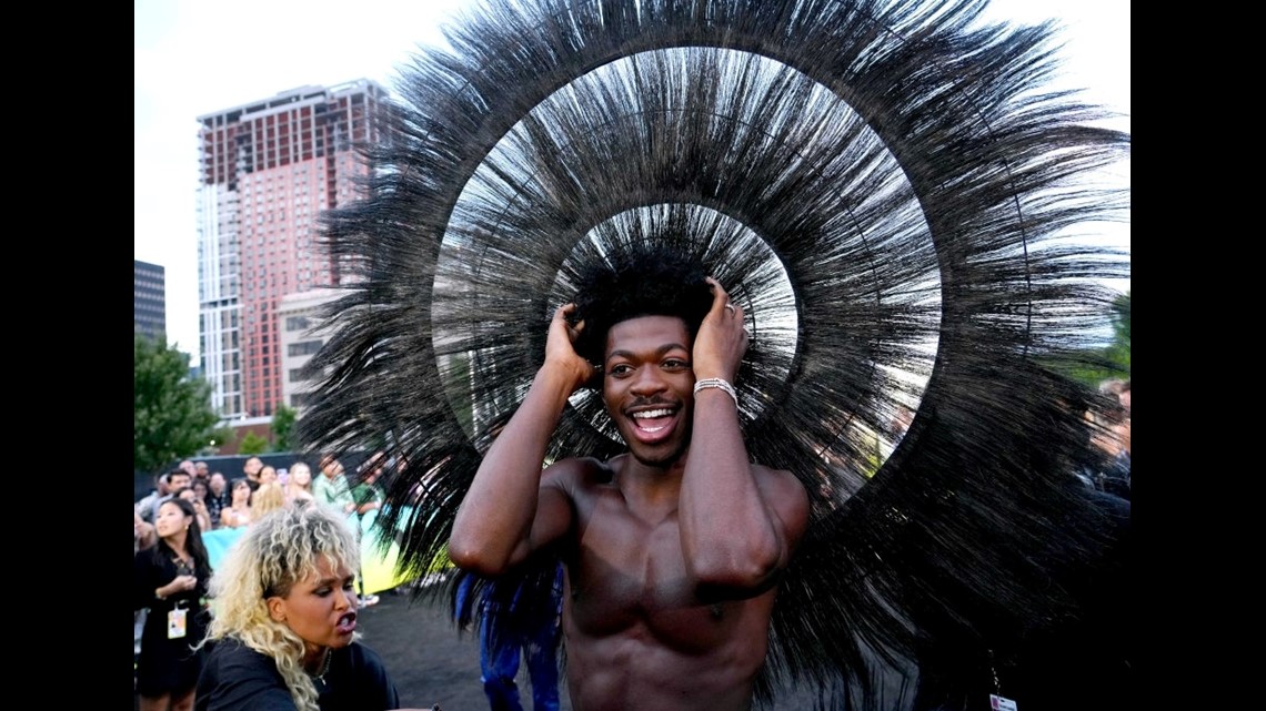Lil Nas X Rocks Feathers, No Shirt and Massive Head Piece on VMAs Carpet | wfaa.com