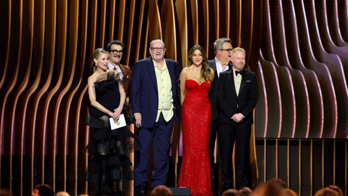 'Modern Family' Cast Reunites and Jokes About Reboot at 2024 SAG Awards ...