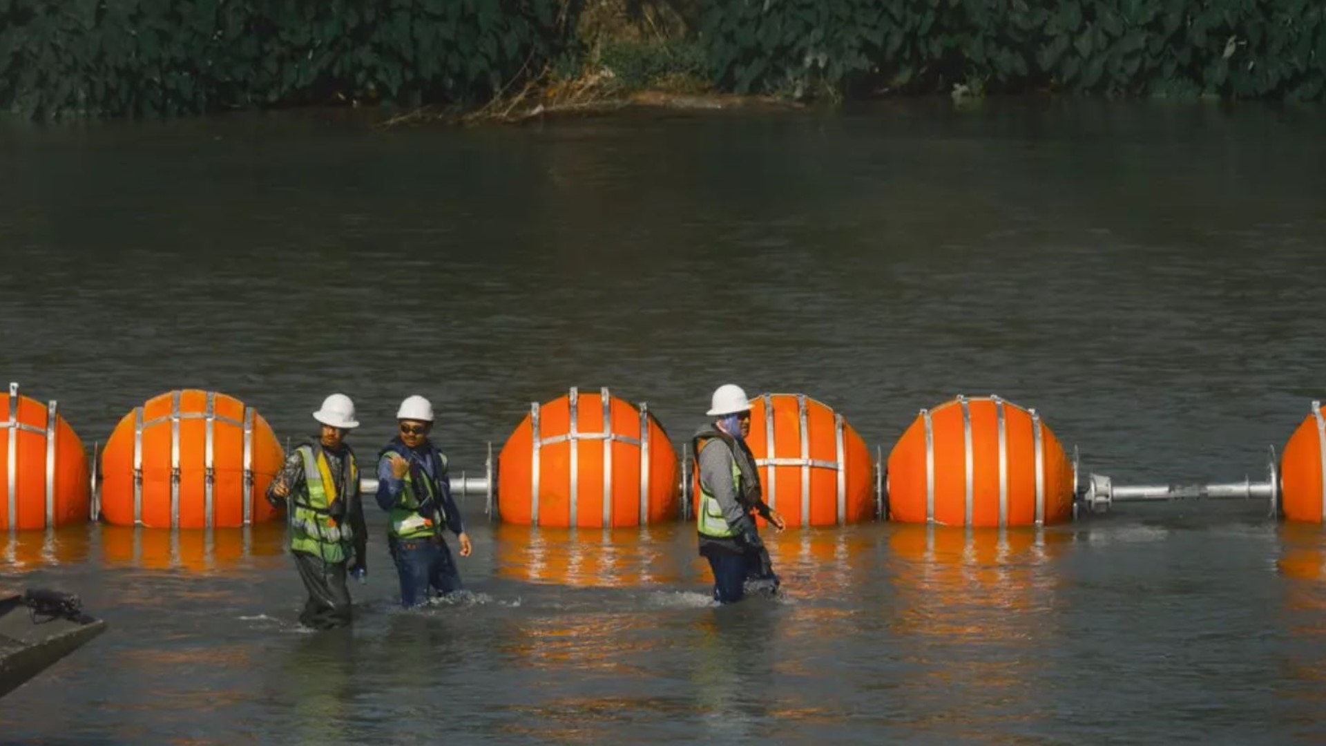 DOJ threatens to sue Texas over floating barriers in Rio Grande | wfaa.com