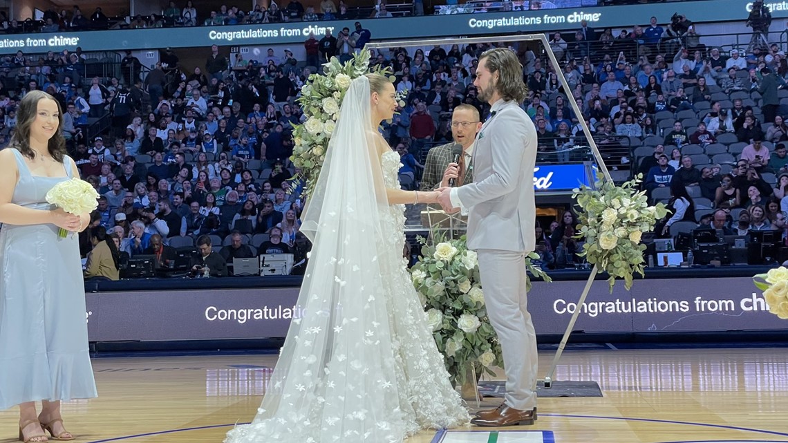 WATCH: Couple gets married during Dallas Mavericks game | wfaa.com