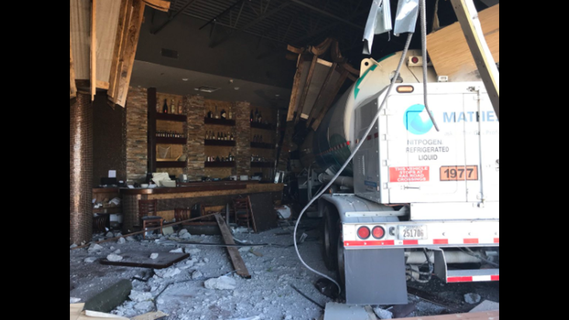 Driver dies after big rig crashes into Fort Bend Co. restaurant | wfaa.com