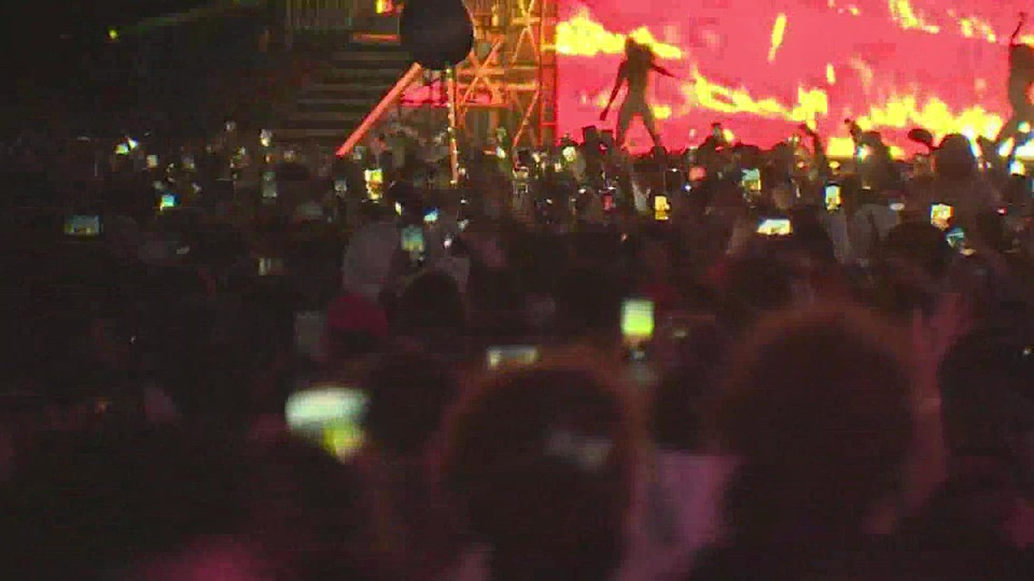 Astroworld festival goers talk about Friday's deadly crowd surge | wfaa.com