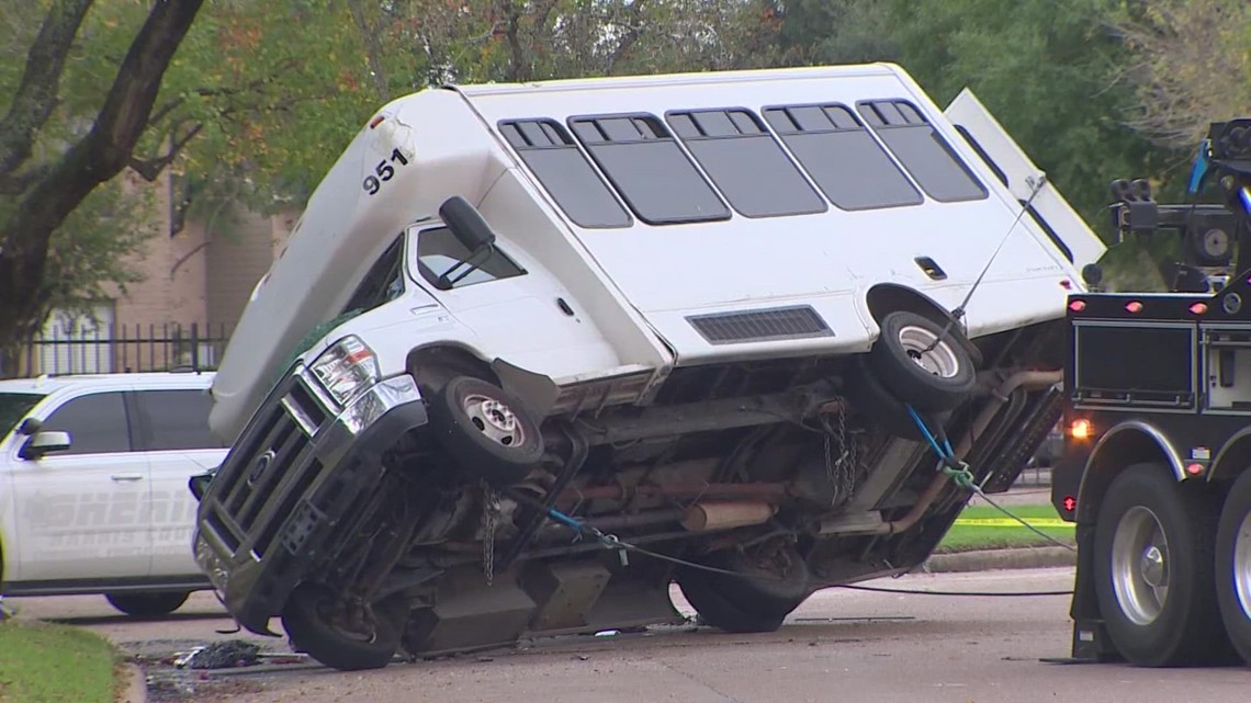 Brothers help rescue children after church bus crash | wfaa.com