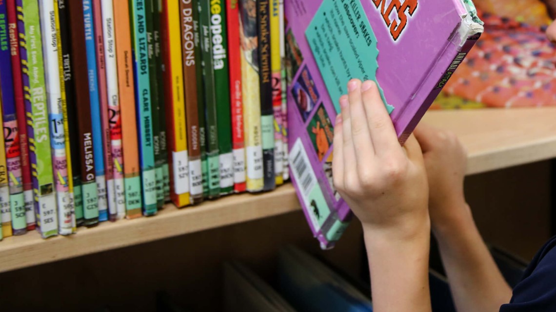 Push to ban books in Texas schools spreads to public libraries | wfaa.com