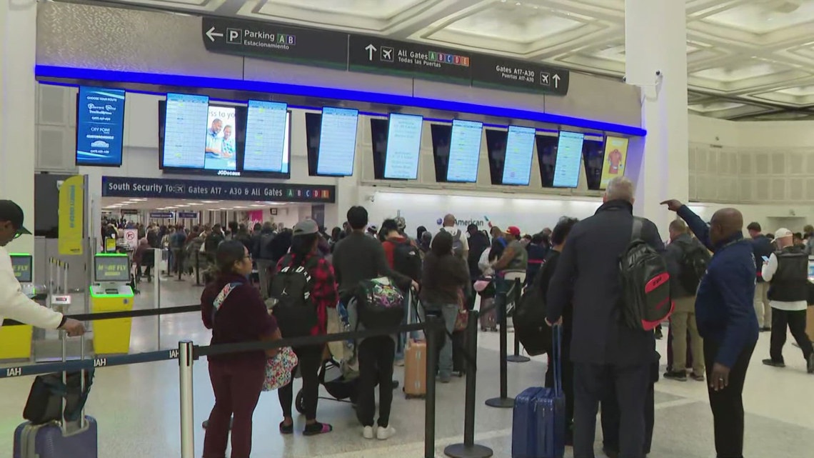 Houston's Bush Intercontinental warns of 4-hour waits Thursday as TSA ...