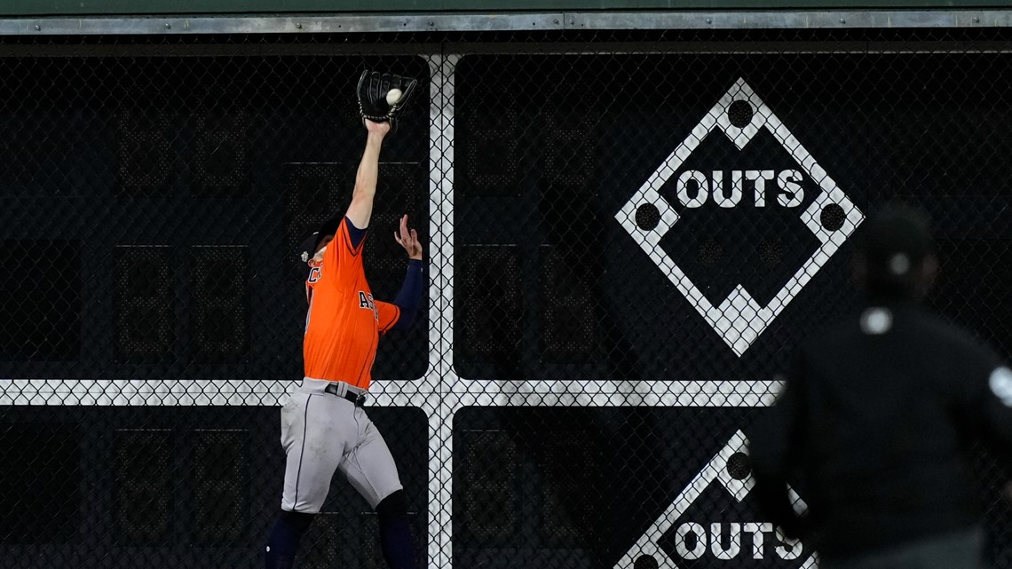 Chas McCormick makes incredible 9th-inning catch | wfaa.com