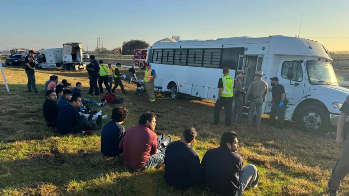 Detained immigrants injured in bus crash in Texas | wfaa.com