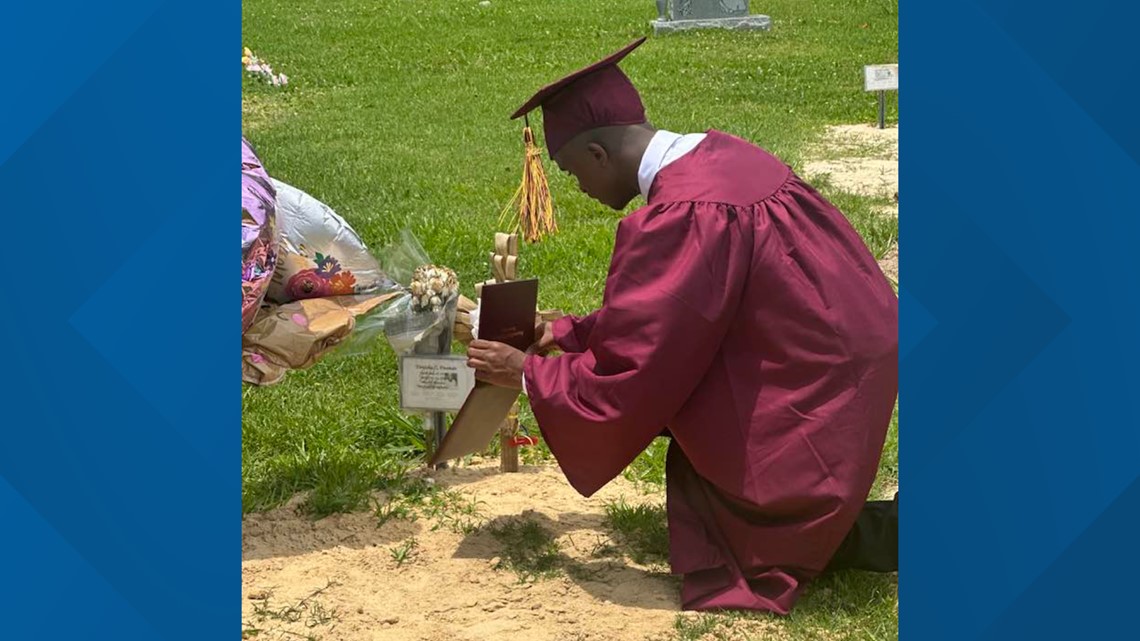 High School grad poses for photo at mom's gravesite | wfaa.com