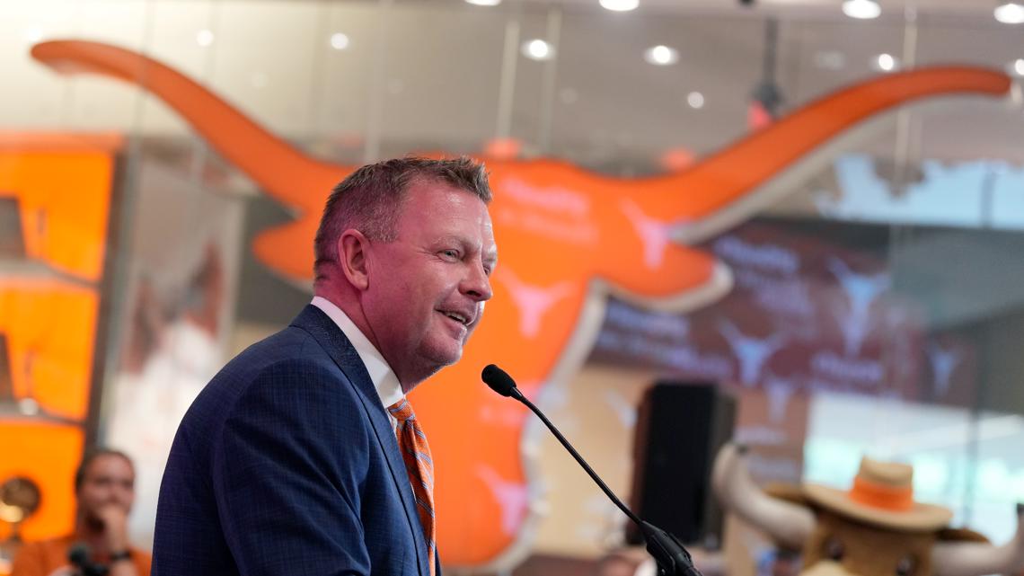 New Texas baseball coach Jim Schlossnagle contract approved | wfaa.com