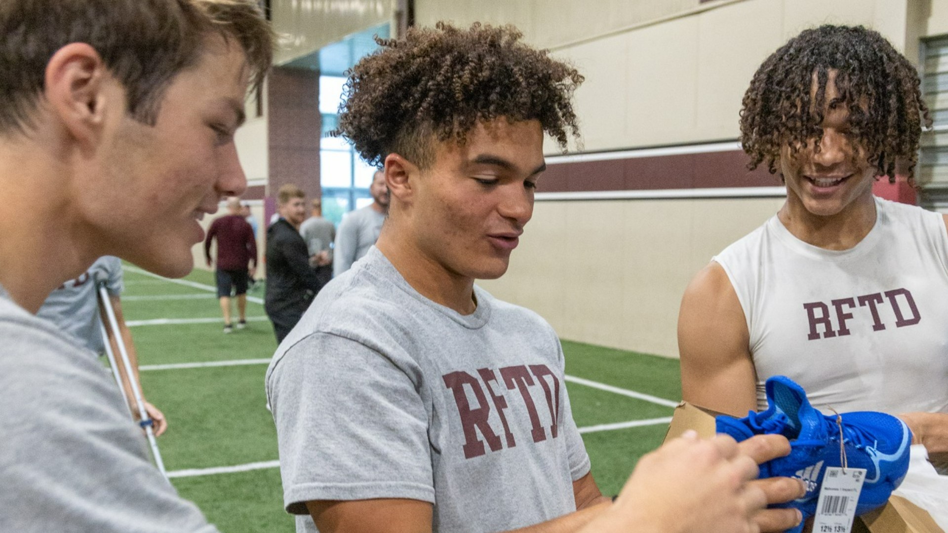 ETX native Patrick Mahomes gives Whitehouse football team shoes | wfaa.com
