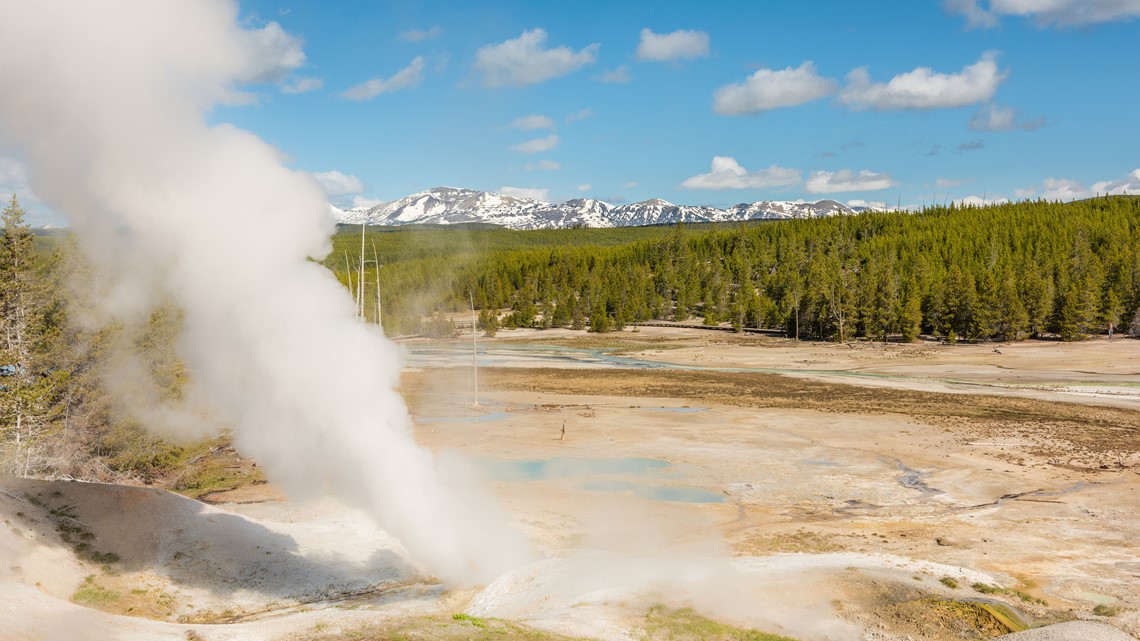 Yellowstone geyser, world's largest, shows strange eruption patterns ...