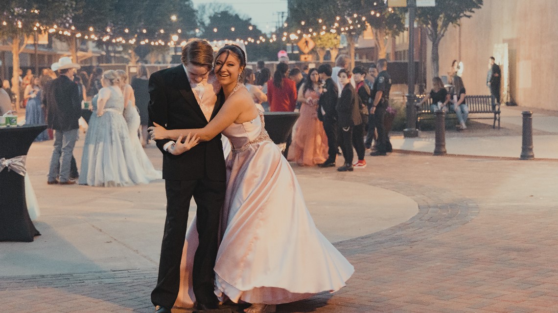Ennis High School Prom 2021 held in city's downtown amid pandemic ...