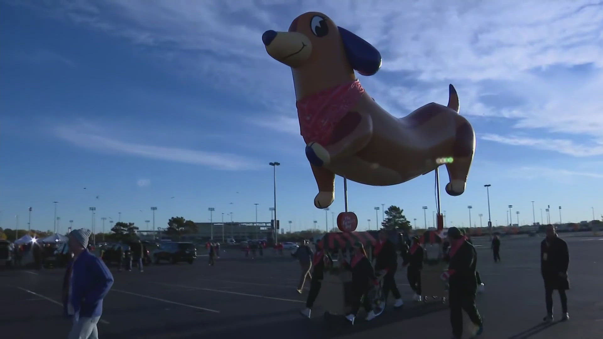 Volunteers readying floats for this year's Macy's Thanksgiving Day ...