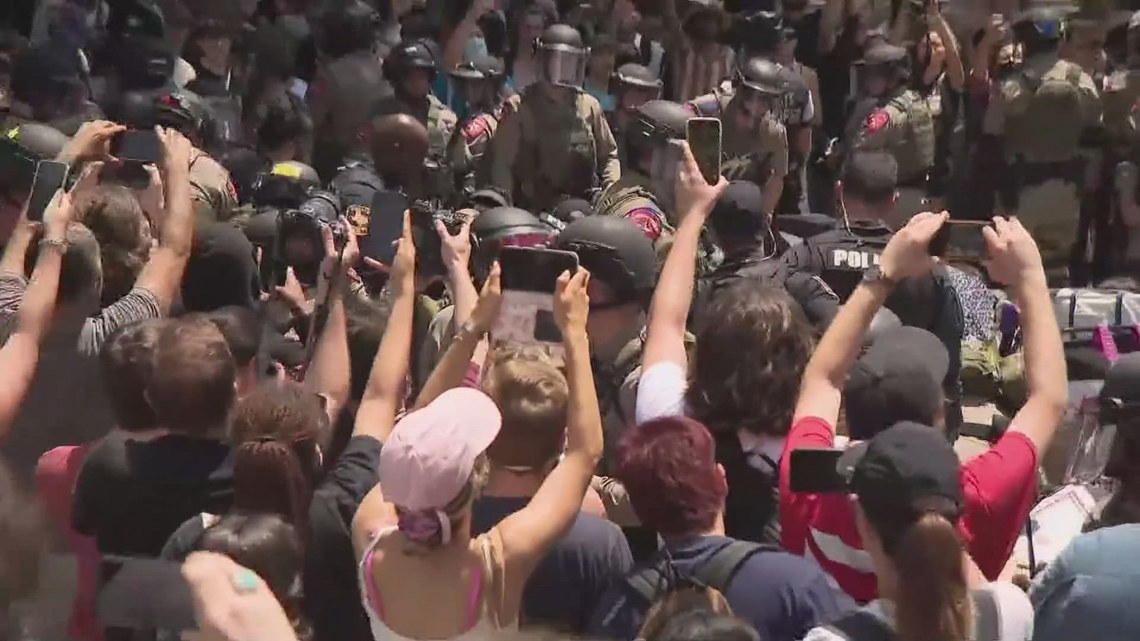 Police arrest at least 94 protestors at UT Austin | wfaa.com