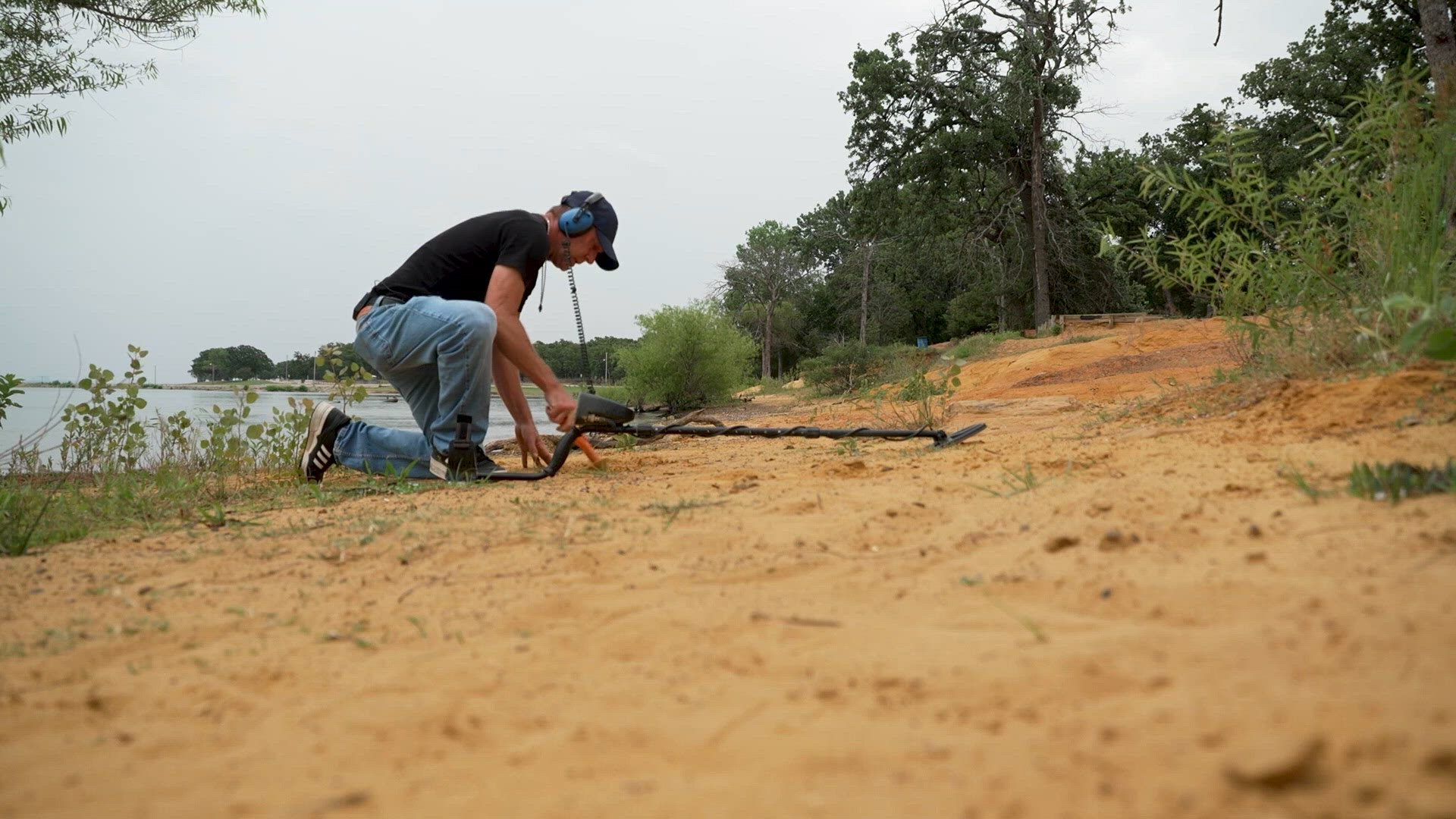 Texas metal detector hobbyist unknowingly pulls live pipe bomb from ...