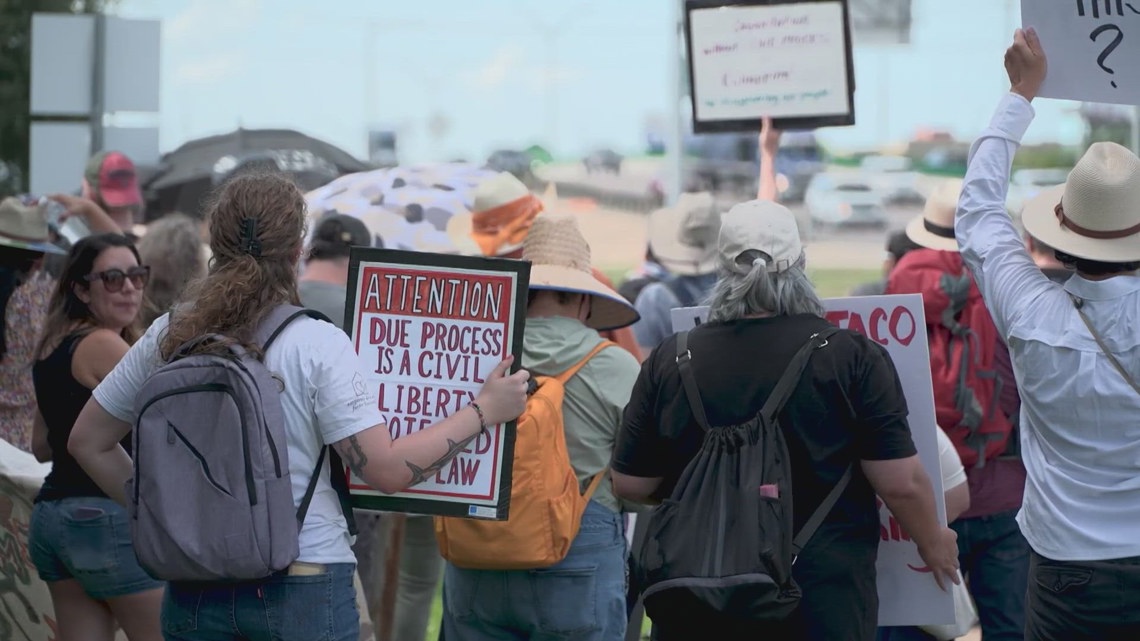 North Texans protest outside Dallas immigration facility | wfaa.com