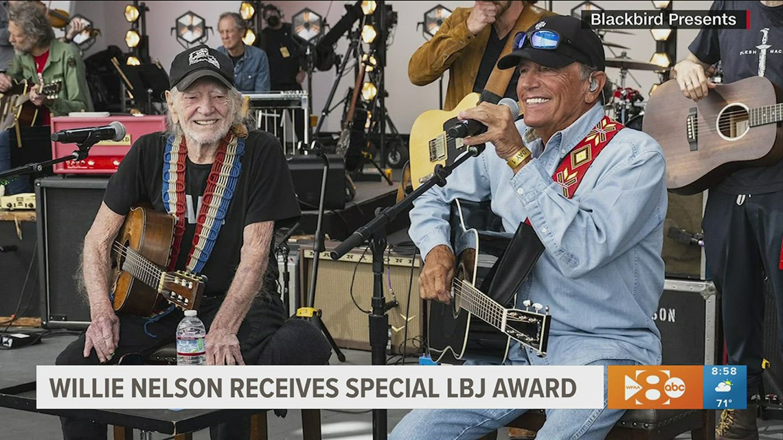 Willie Nelson receives special LBJ award | wfaa.com