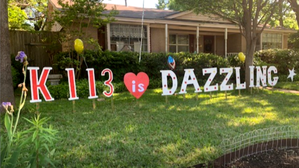 Students hold surprise retirement parade for Dallas teacher | wfaa.com