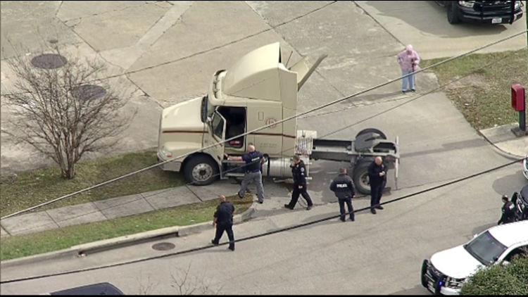 One car hit during multi-city police chase of stolen semi-truck | wfaa.com