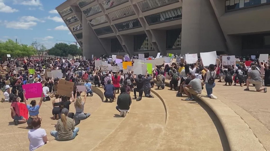 Dallas PD chief and police union react to 2 SWAT officers charged in ...