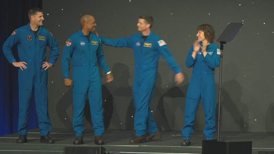 NASA introduces 1st moon crew in 50 years | wfaa.com