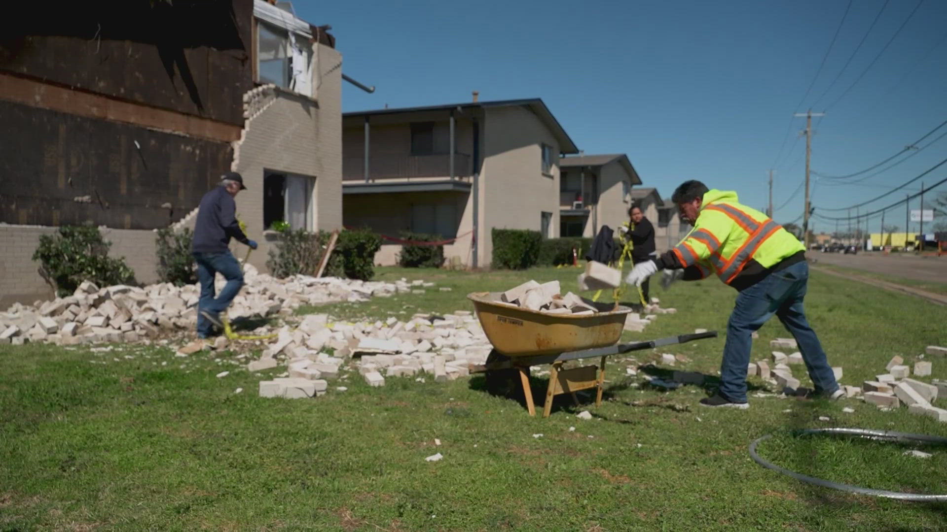 Irving residents rally after EF1 tornado hits community | wfaa.com