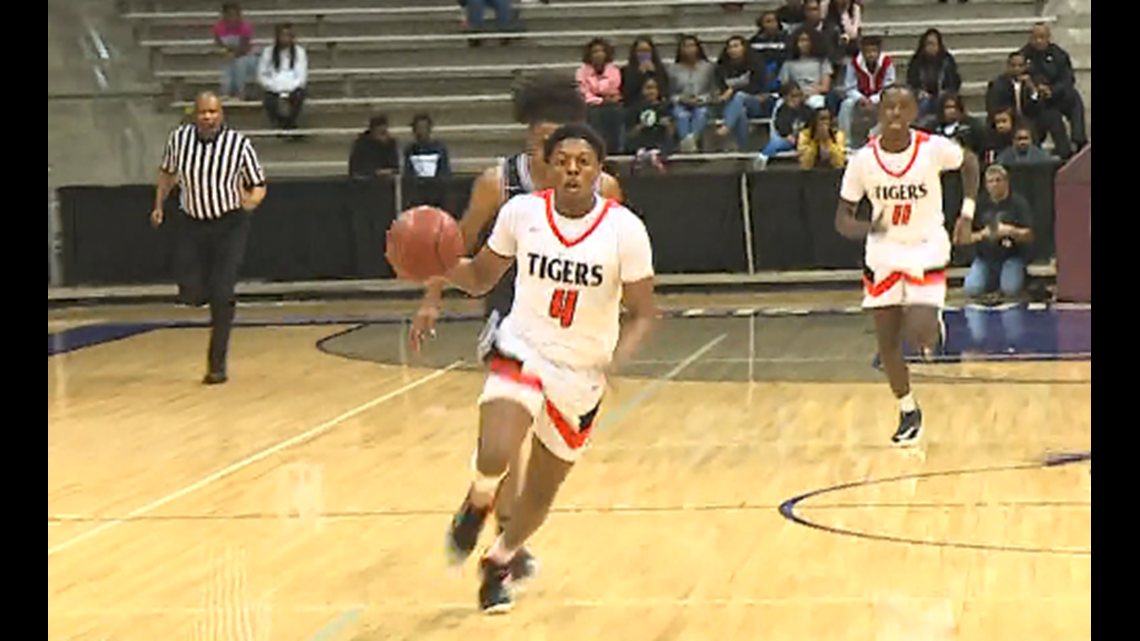 Lancaster's Wade Taylor reaches 2,000 career points | wfaa.com