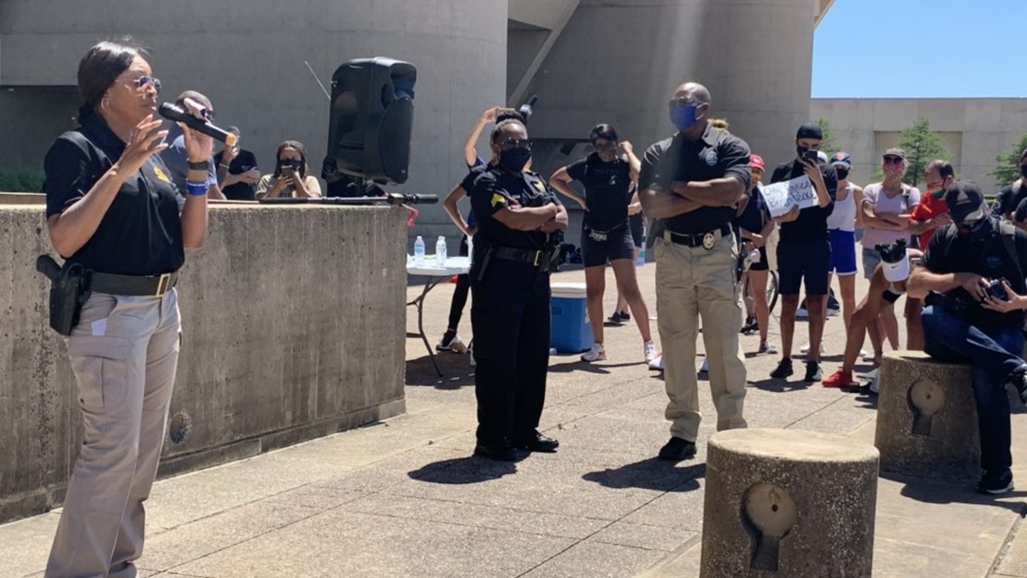 Dallas police chief tried to speak with protesters Sunday, but cut her ...