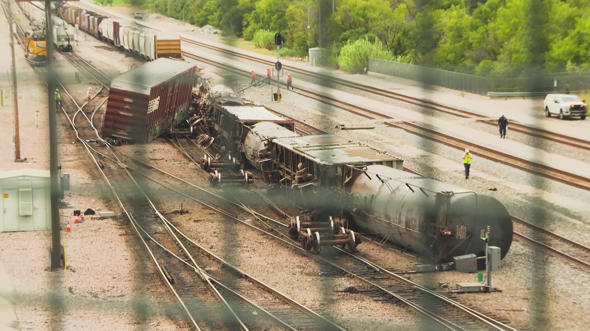 Train derails in southwest Fort Worth | wfaa.com