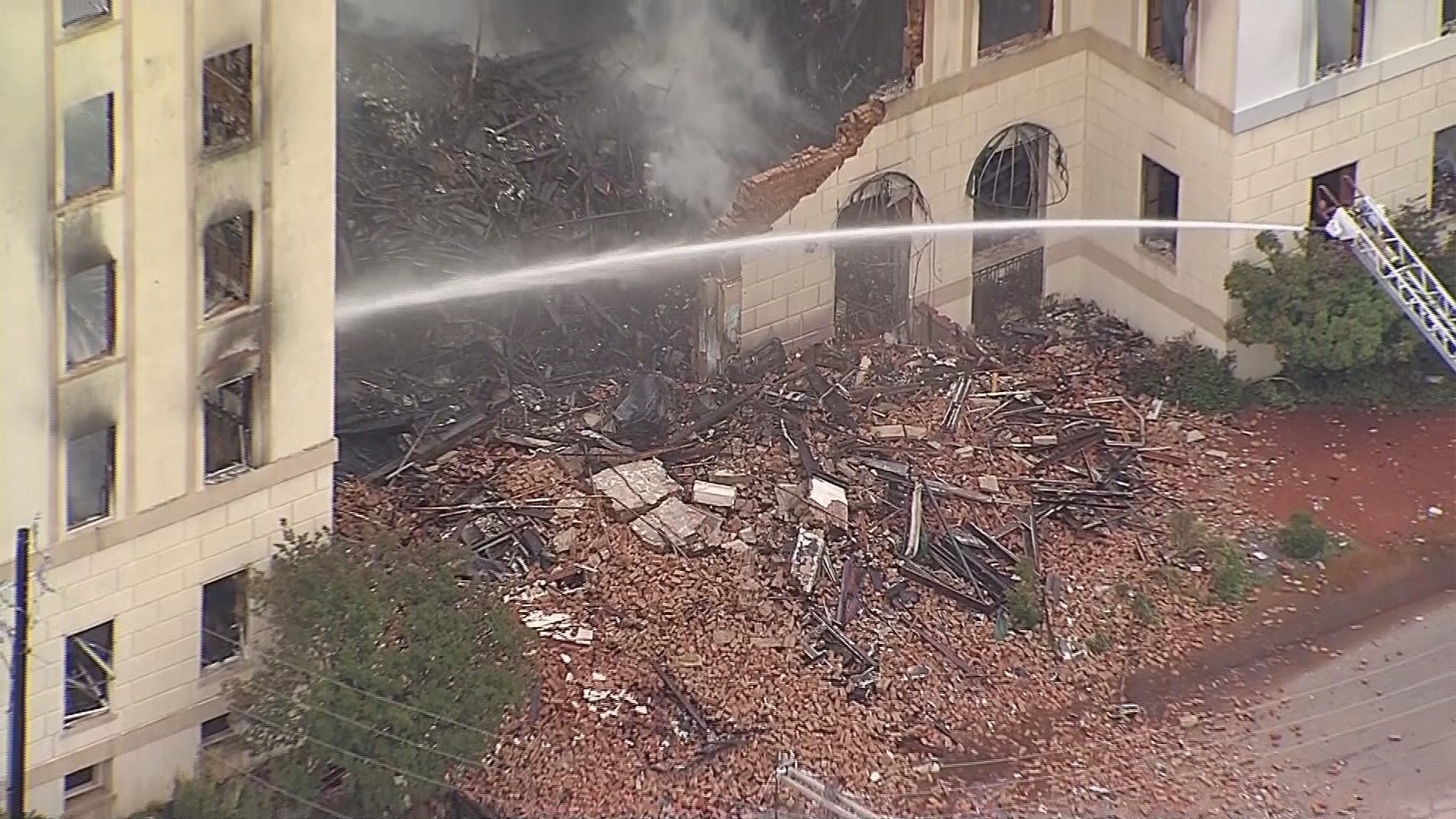 115-year-old Ambassador Hotel destroyed in fire in Dallas | wfaa.com