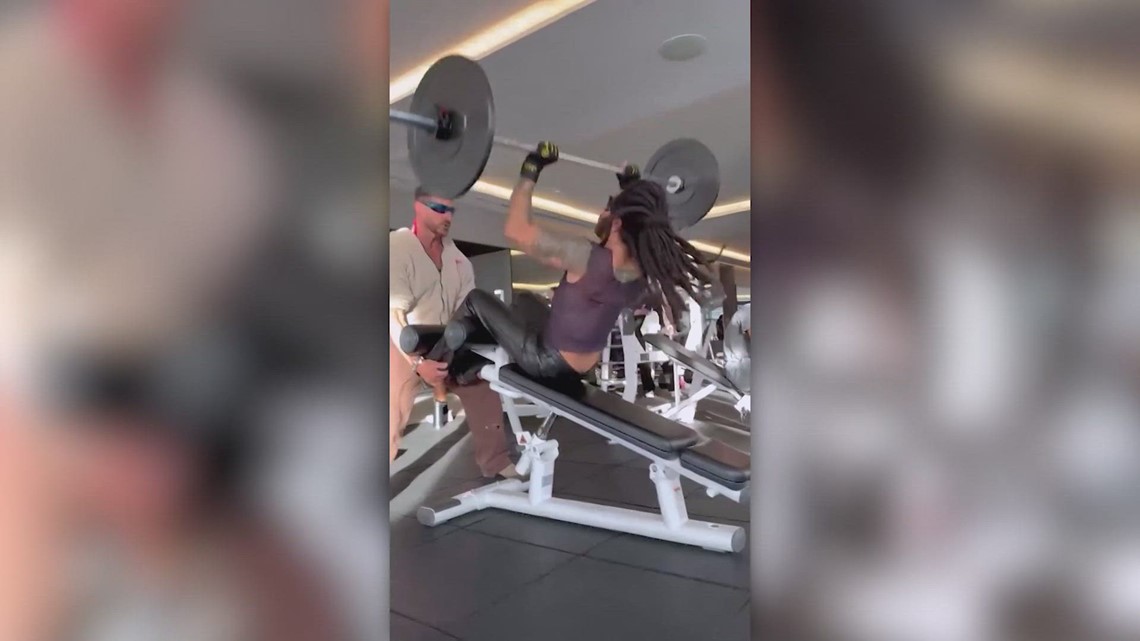 Lenny Kravitz shares gym video in rockstar attire | wfaa.com