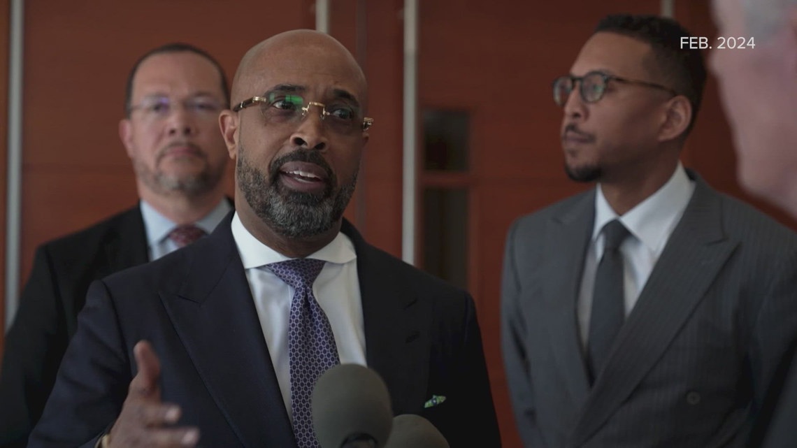 Influential pastor announces leave of absence, citing a recent medical diagnosis | wfaa.com