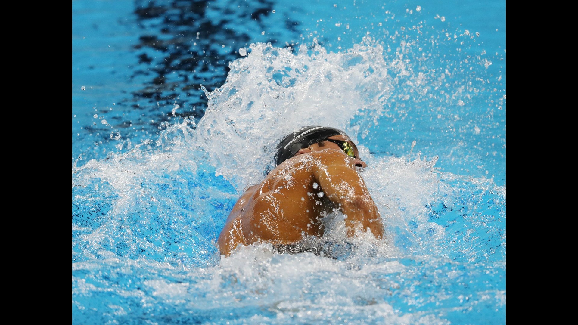 Olympic swimmer Ryan Lochte held up at gunpoint in Rio | wfaa.com