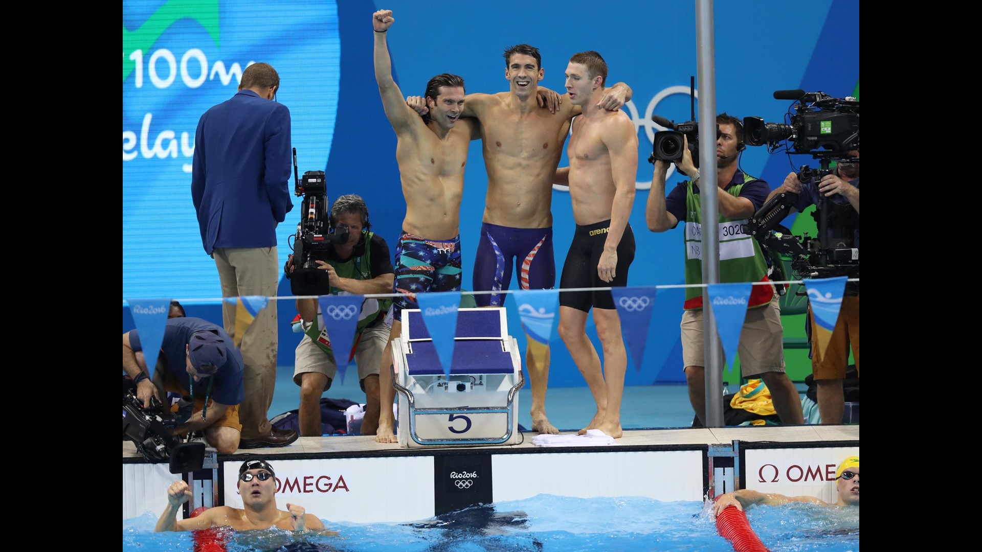 Olympic swimmer Ryan Lochte held up at gunpoint in Rio | wfaa.com