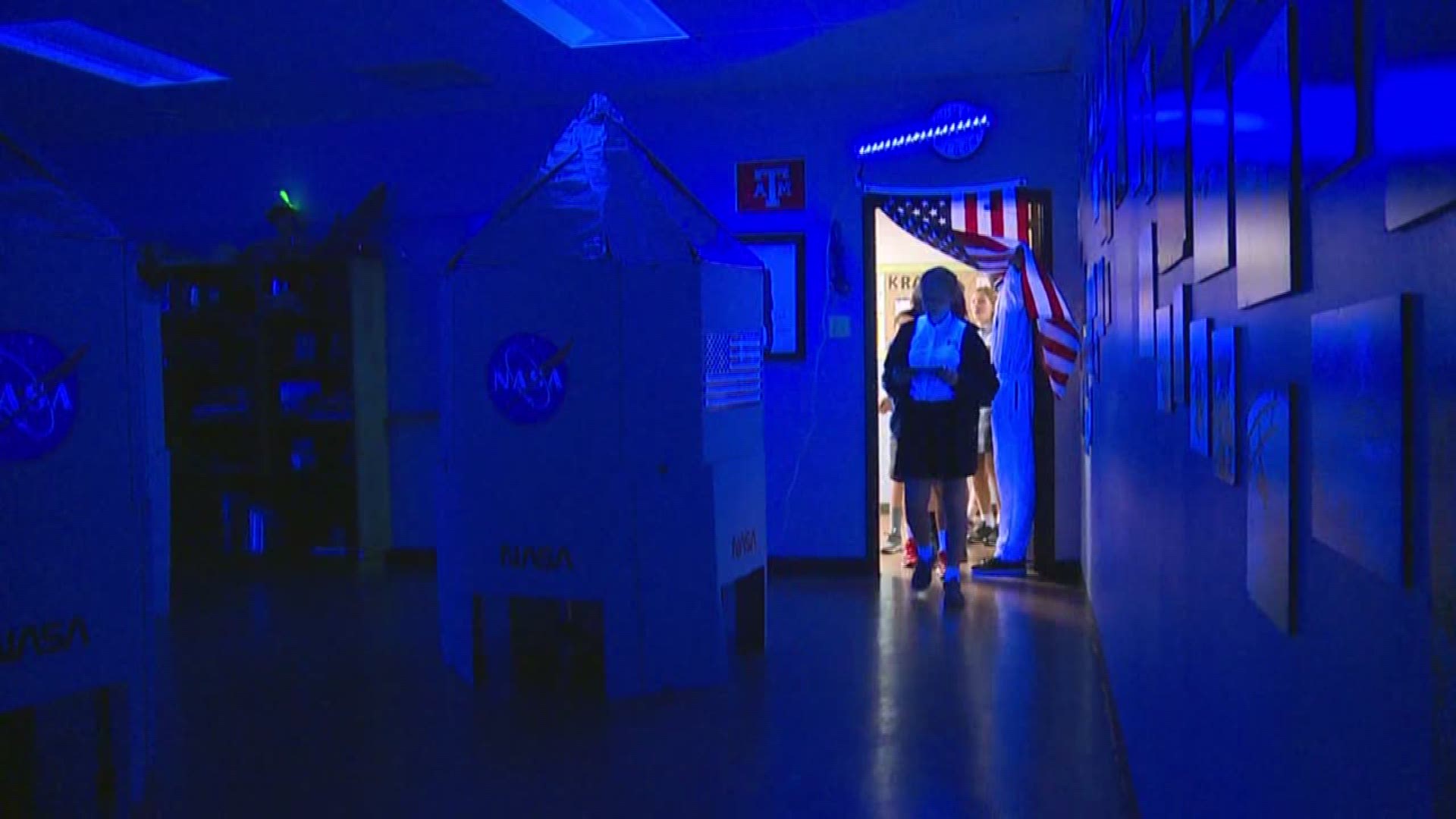 'Out of this world' teacher makes learning fun | wfaa.com