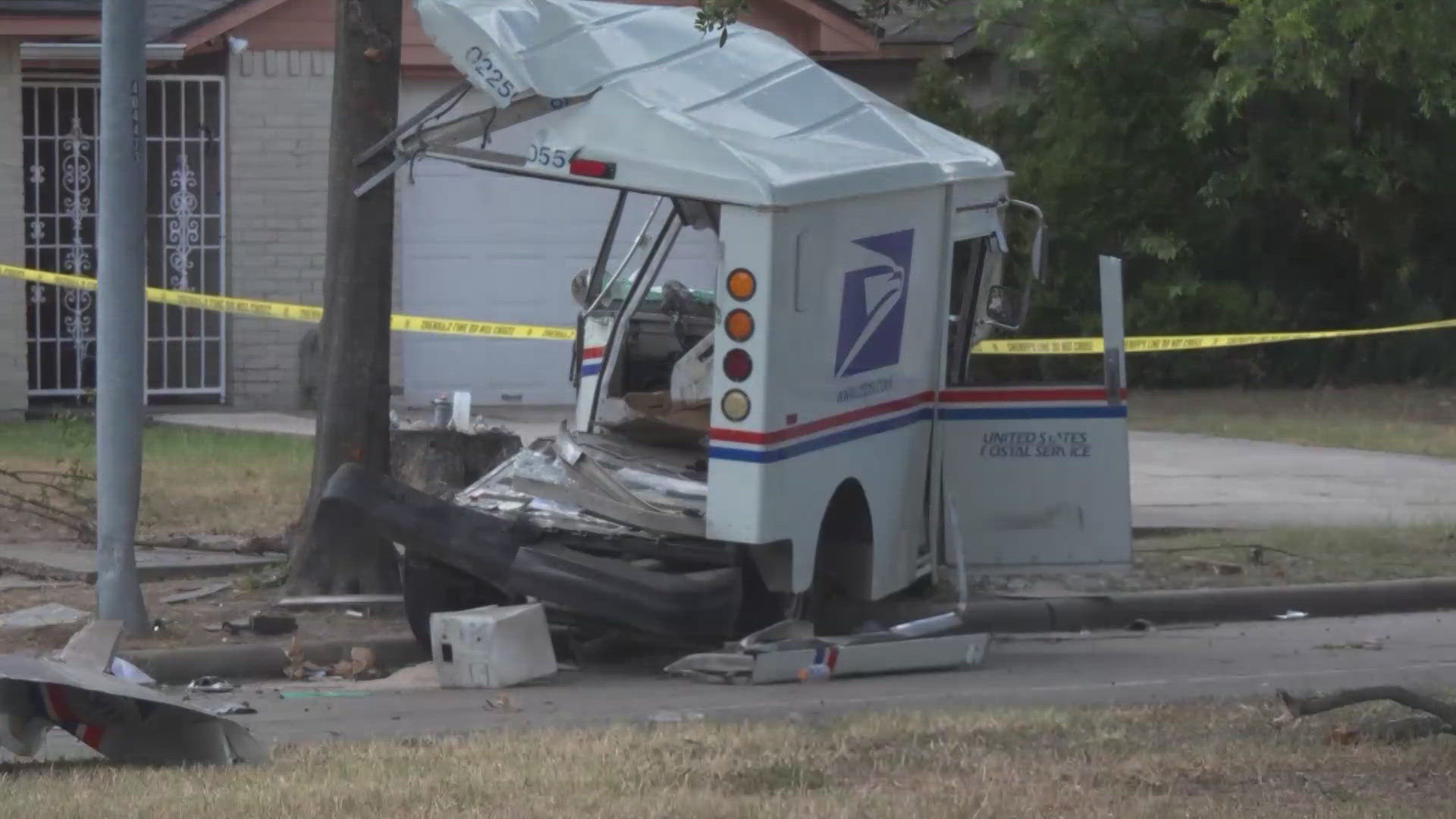 Postal worker killed in wreck while delivering mail in Texas | wfaa.com