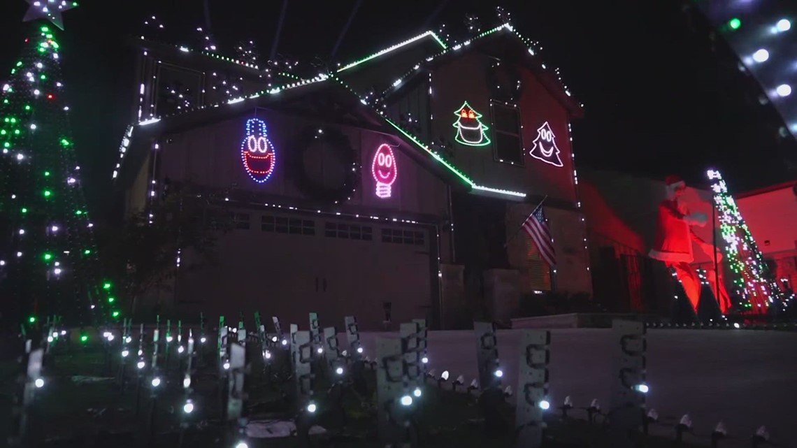 An out-of-this-world Christmas light show in Texas draws thousands ...