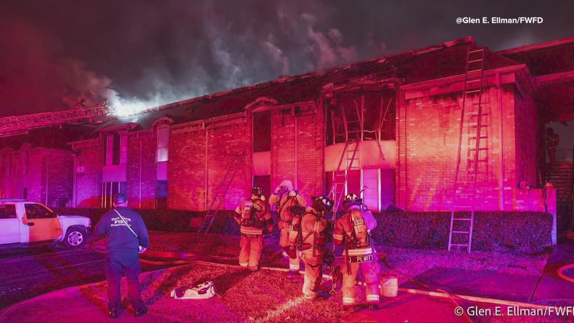Fort Worth FD: 5 people rescued in 2-alarm apartment fire | wfaa.com