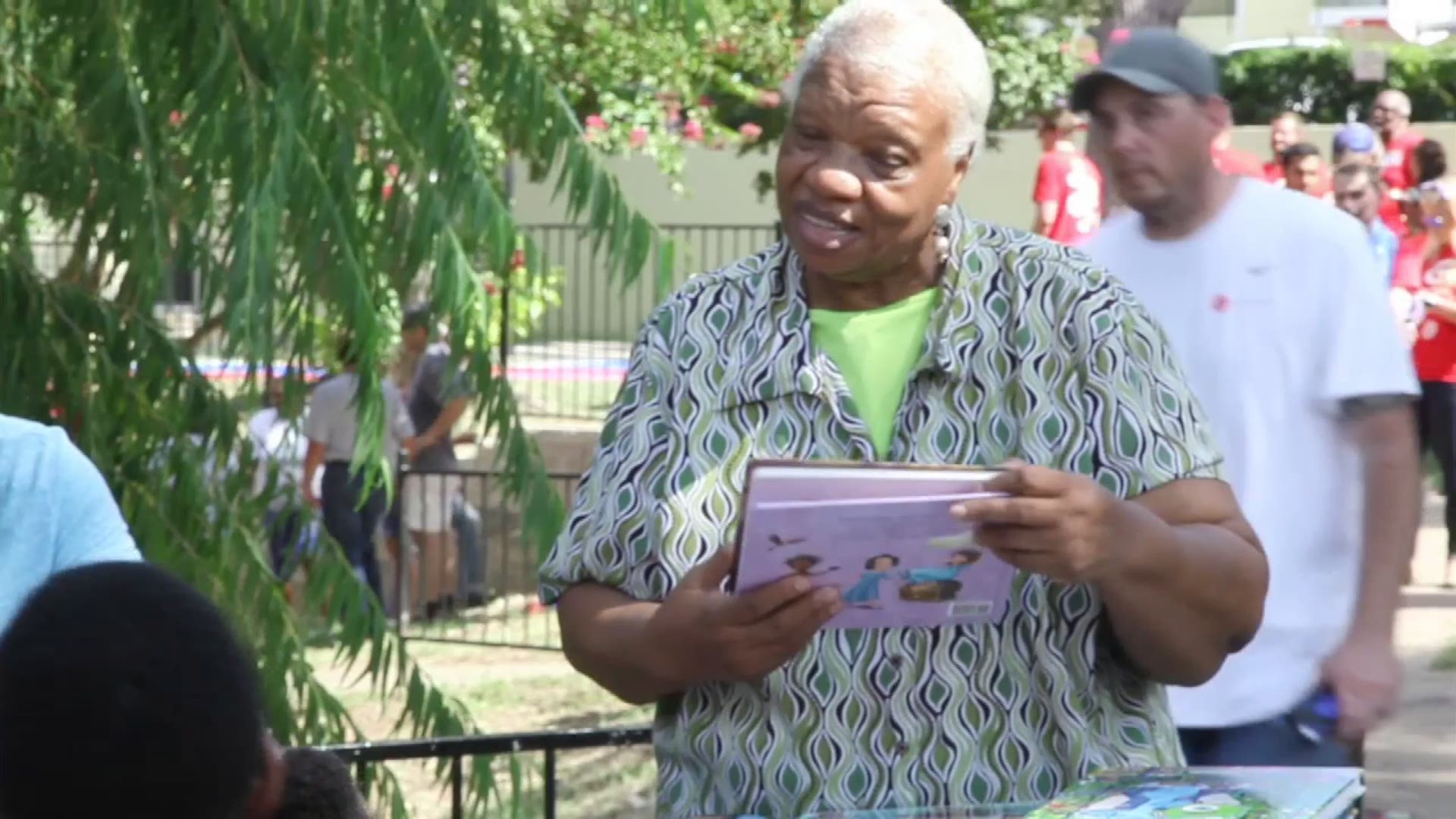 Dallas woman honored for her gift of spreading literacy | wfaa.com